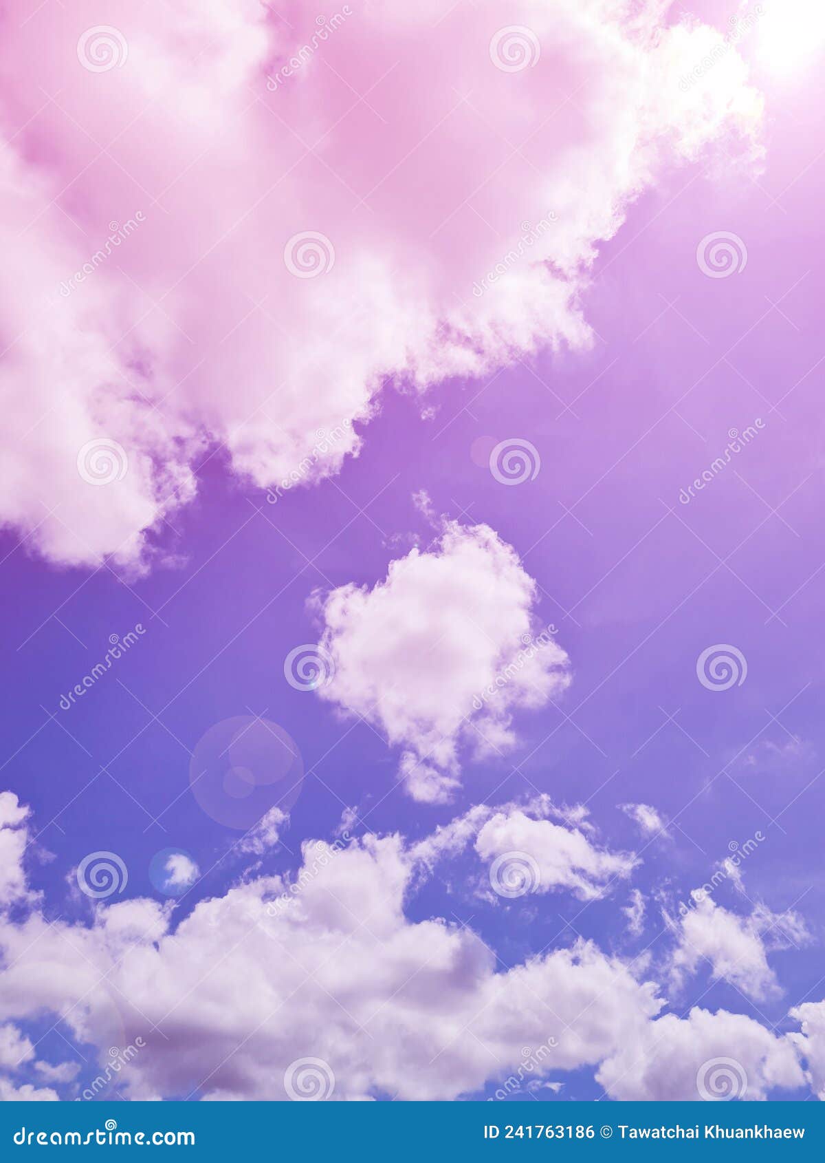 Cielo Morado Y Fondo De Nubes Con Sol Foto de archivo - Imagen de ...