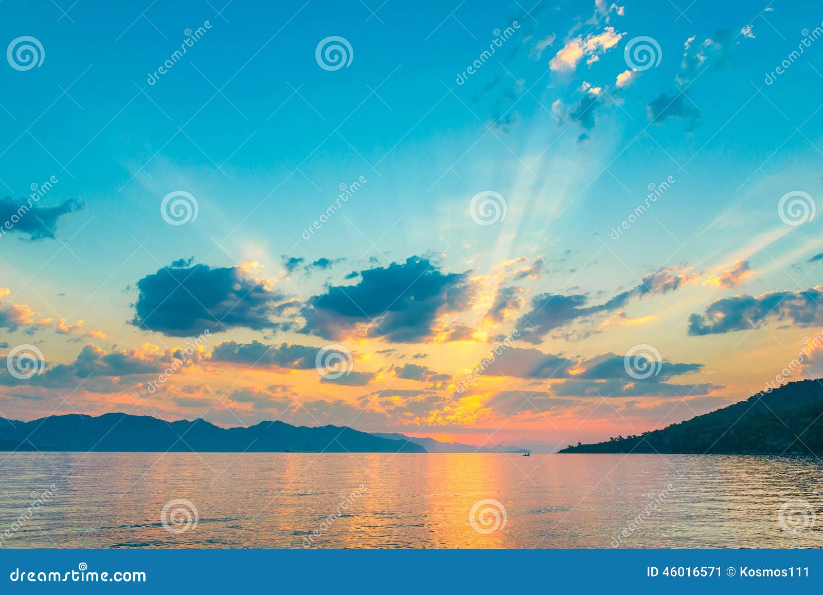 Cielo Muy Hermoso En Los Rayos Del Sol Naciente Imagen de archivo ...