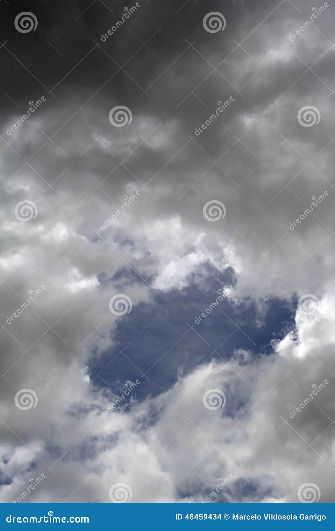 Cielo nublado foto de archivo. Imagen de cielo, viento - 48459434