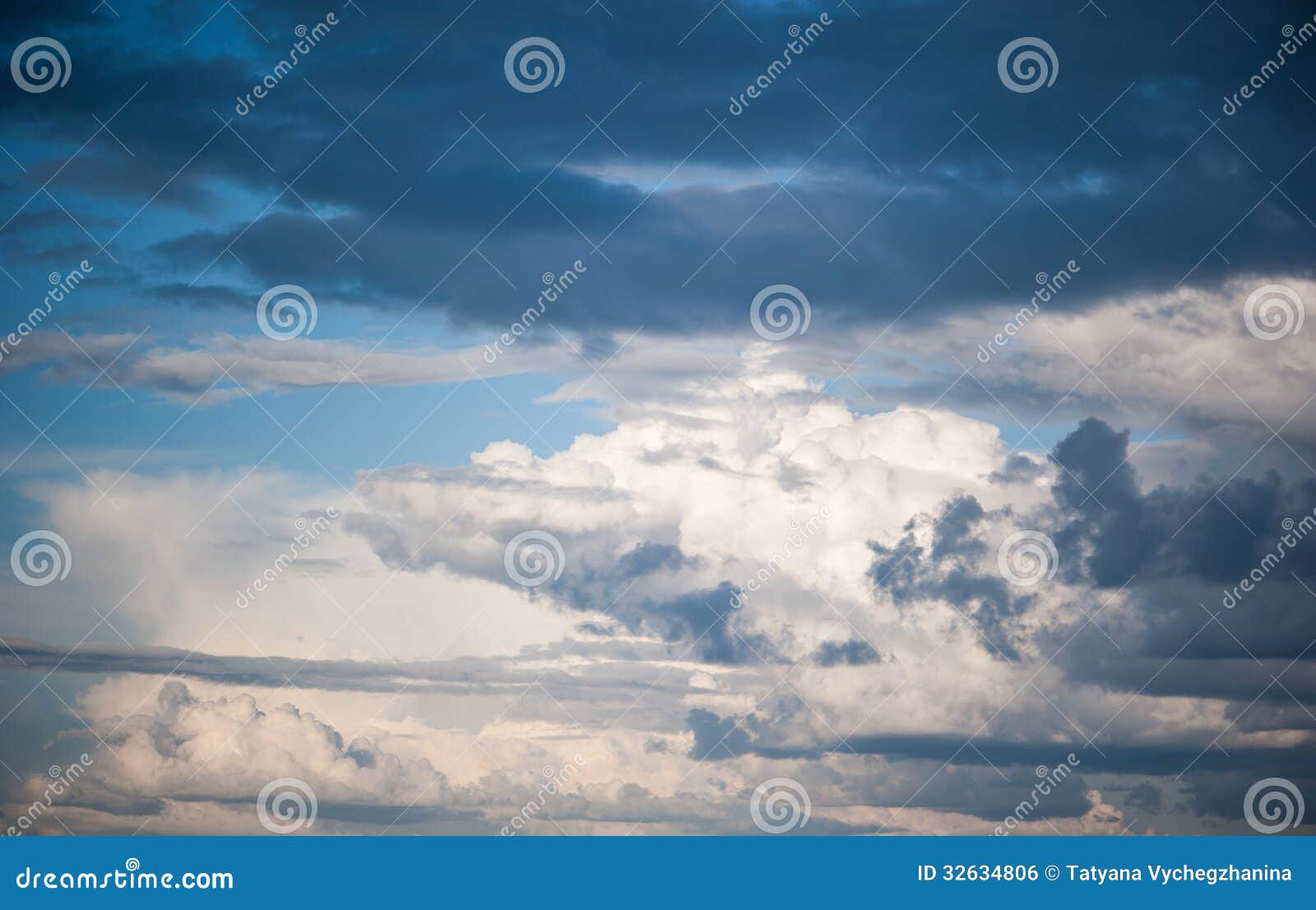 Cielo nuvoloso bello fotografia stock. Immagine di ambiente - 32634806