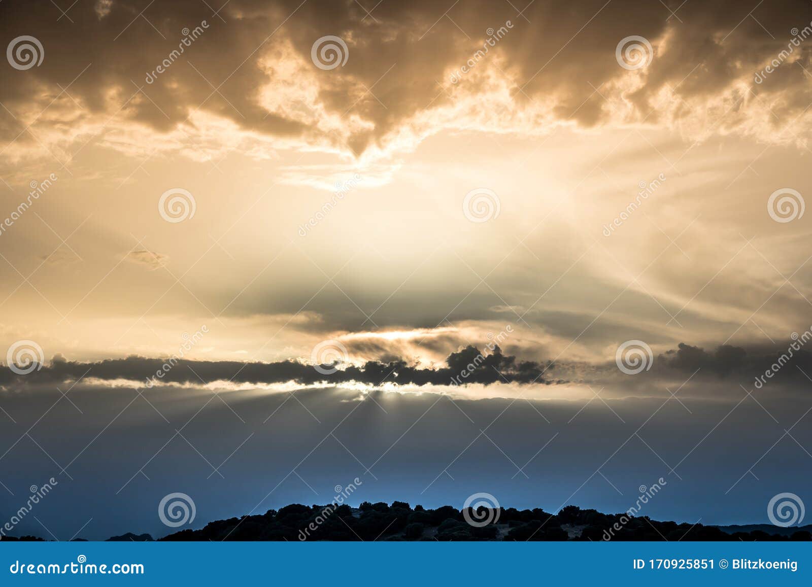 Cielo rojo de sol imagen de archivo. Imagen de apacible - 170925851