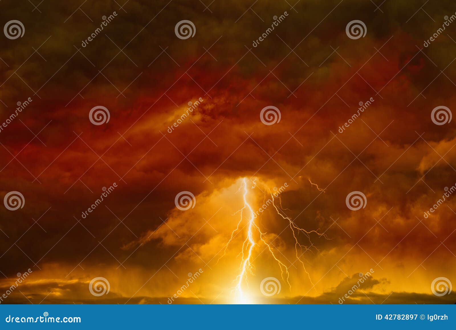 Cielo Rosso Scuro Con Fulmine Immagine Stock - Immagine di armageddon ...