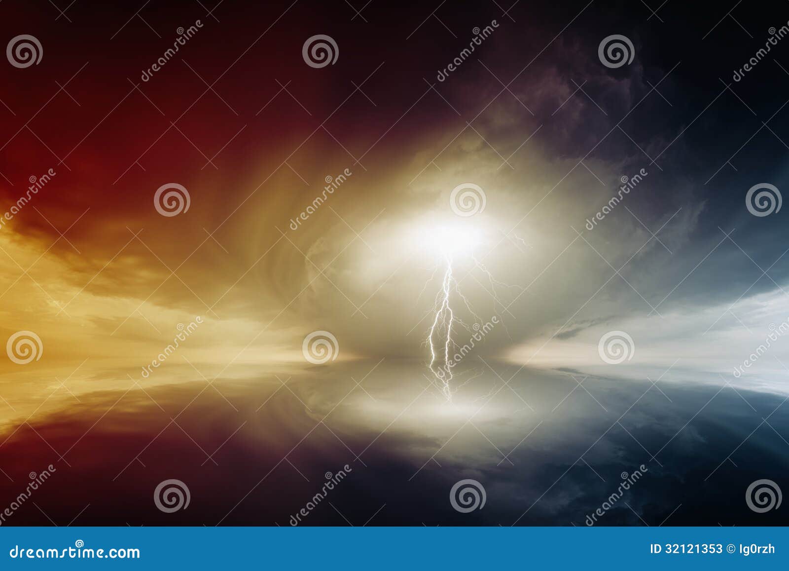 Cielo Tempestoso Con I Fulmini Immagine Stock - Immagine di countdown ...