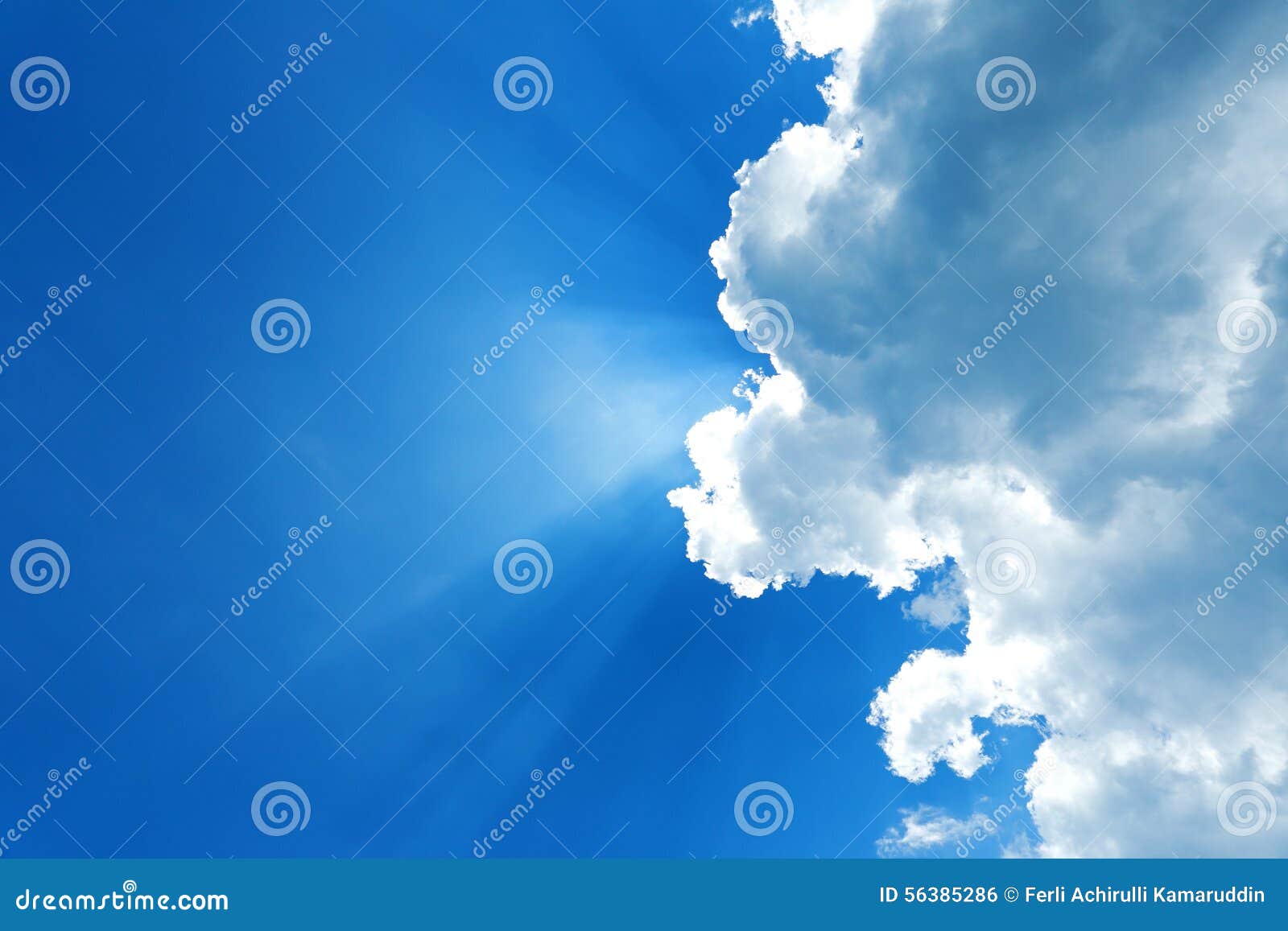 Cielos Azules Con Las Nubes Y Los Rayos De Sol Foto de archivo - Imagen ...