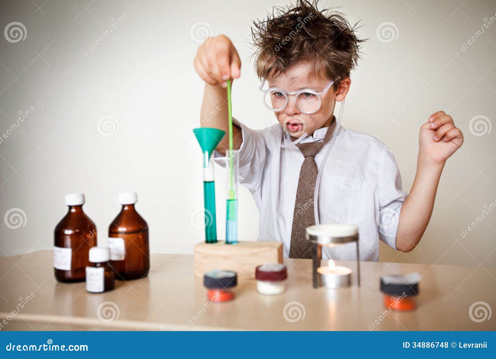 Científico Loco. Muchacho Joven Que Realiza Experimentos Foto de ...