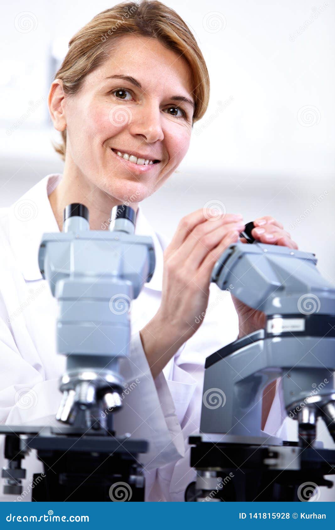 Científico Que Trabaja Con El Microscopio Foto de archivo - Imagen de ...