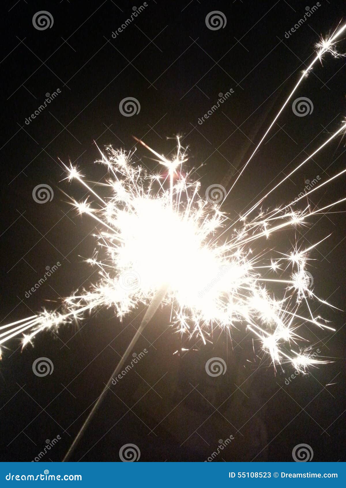 Cierge magique scintillant image stock. Image du aveuglante - 55108523