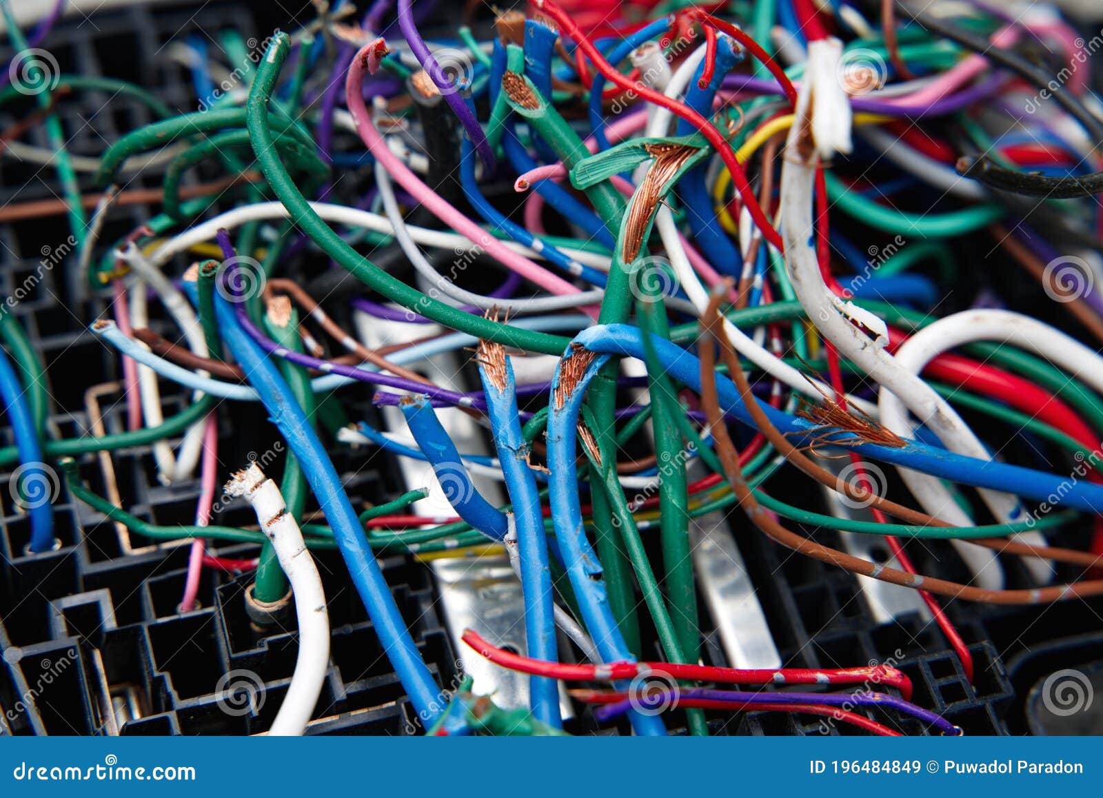 Cierre de cables rotos imagen de archivo. Imagen de producto - 196484849