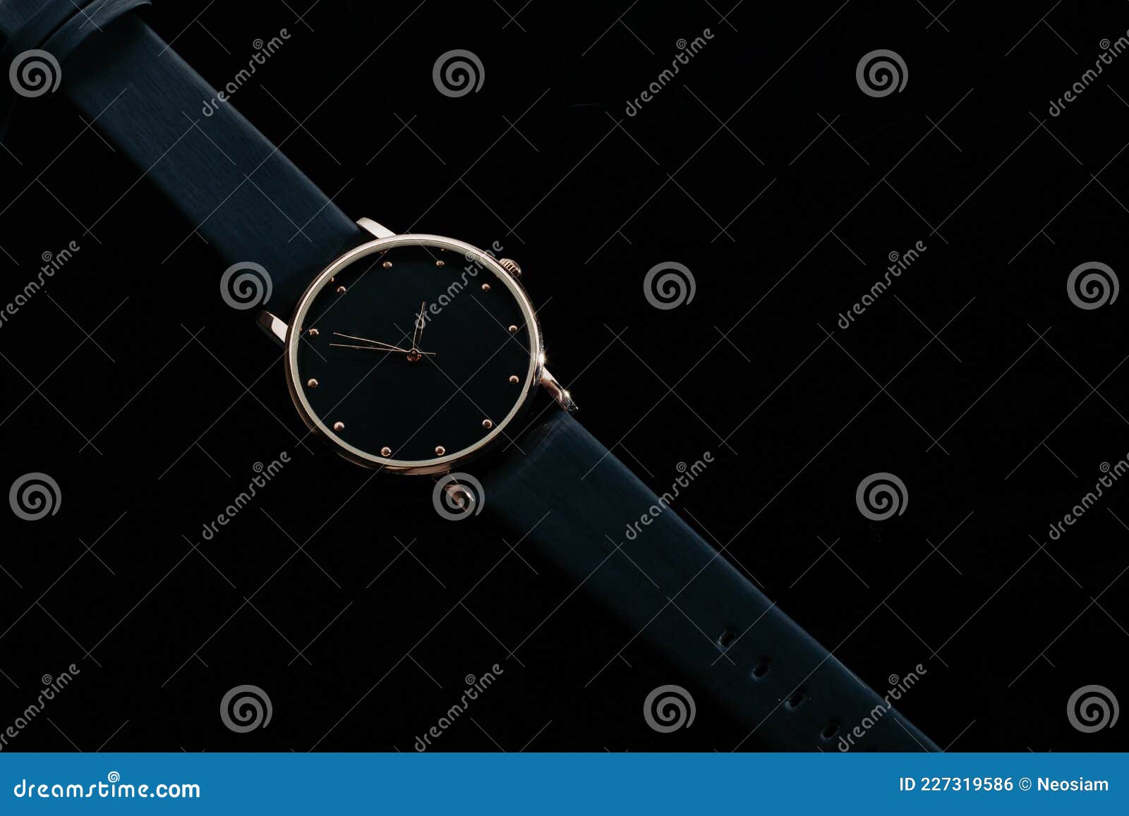 Cierre Del Reloj Inteligente Negro Foto de archivo - Imagen de moderno ...