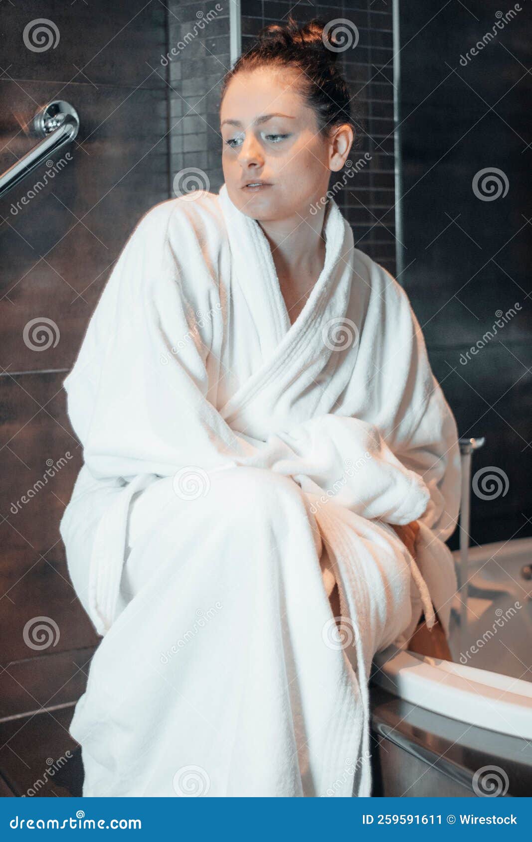 Cierre Vertical De La Joven Mujer Con Un Albornoz Blanco. Imagen de ...