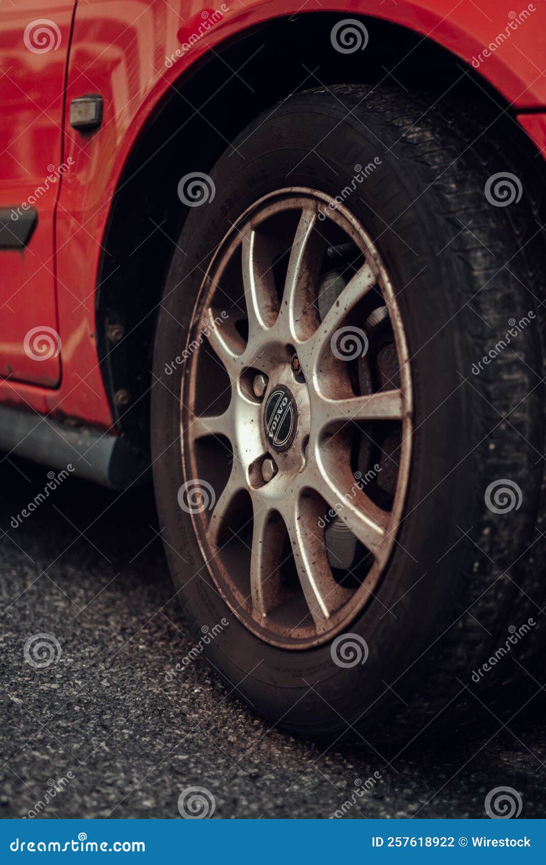 Cierre Vertical De Una Rueda De Un Coche De Volvo Rojo Retro Fotografía ...