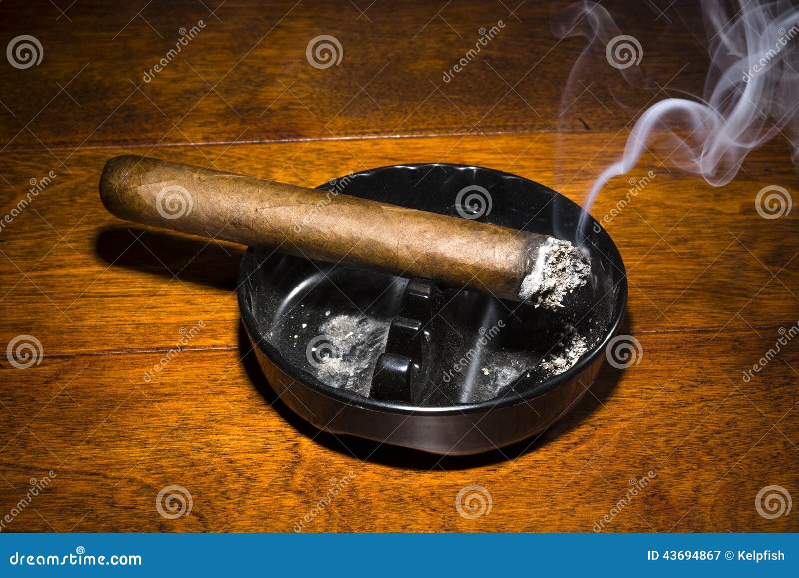 Cigare Fumant Dans Le Cendrier Image stock - Image du fumeux, cendre ...