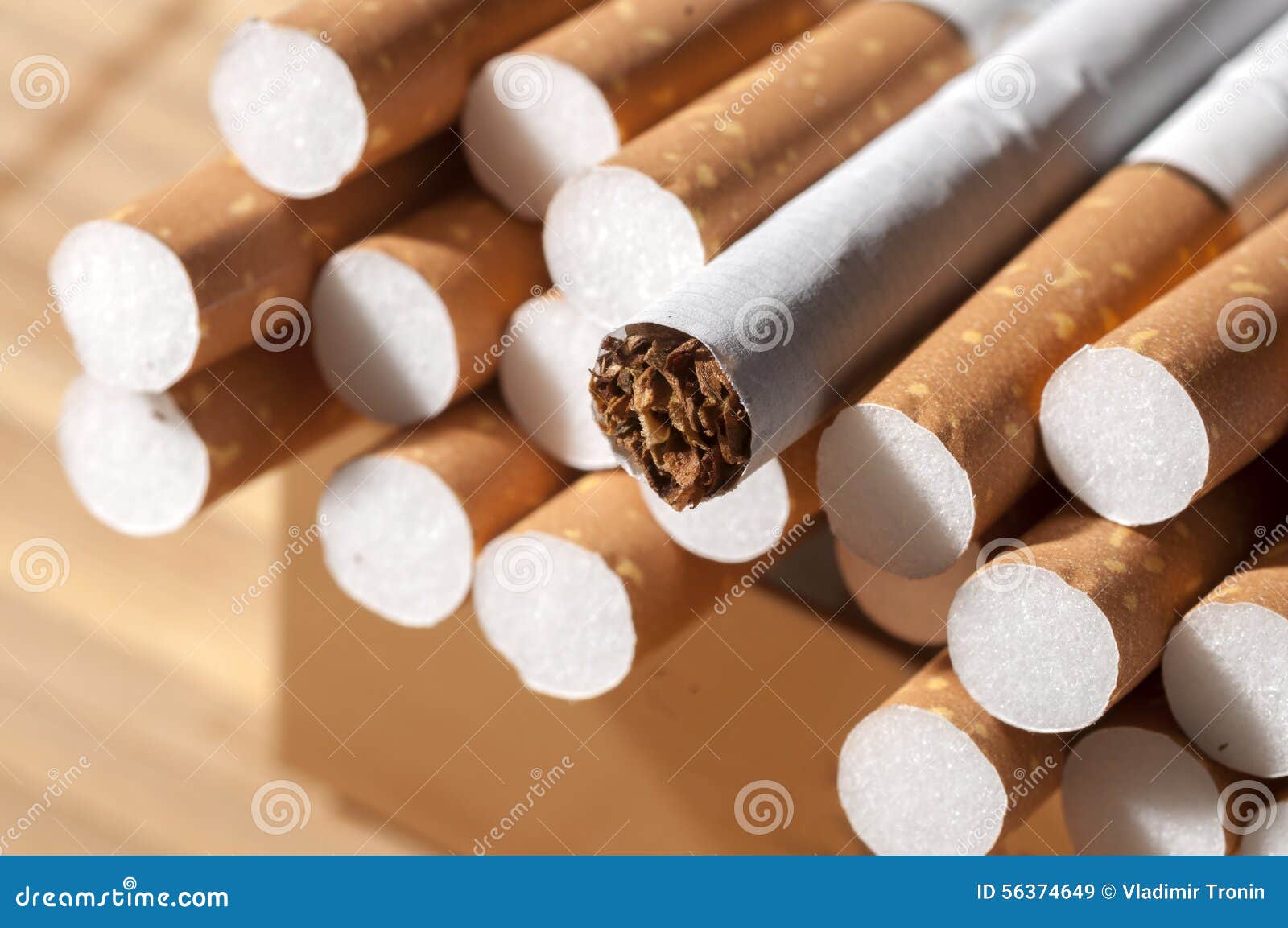 Cigarette Avec Le Filtre Brun Image stock - Image du nicotine, tabac ...