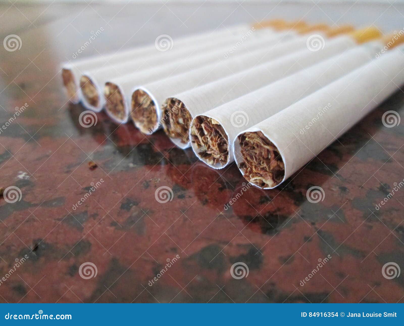 Cigaretter arkivfoto. Bild av cigaretter, nikotin, vana - 84916354