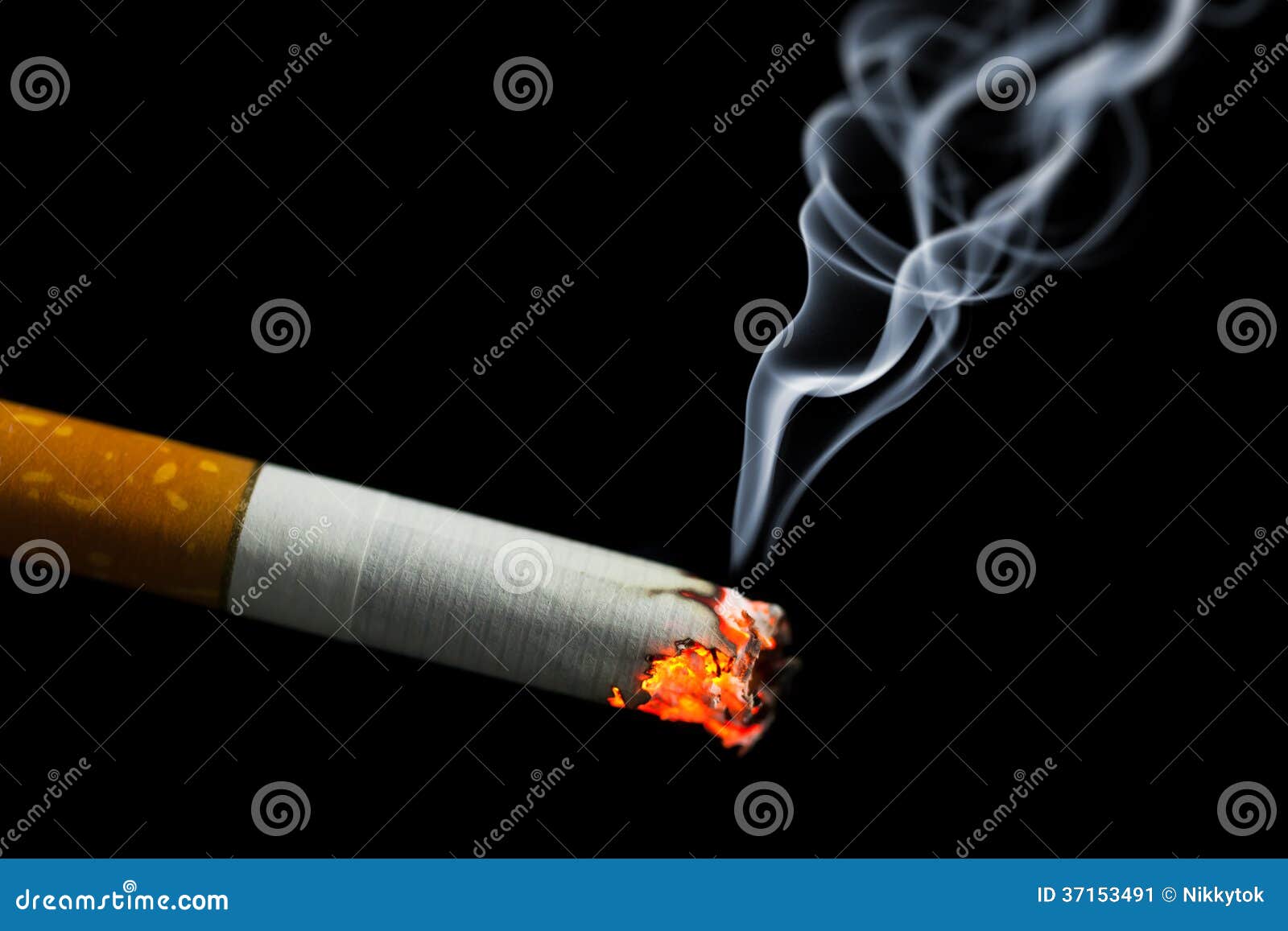 Cigarrillo Ardiente Con Humo Imagen de archivo - Imagen de tabaco ...