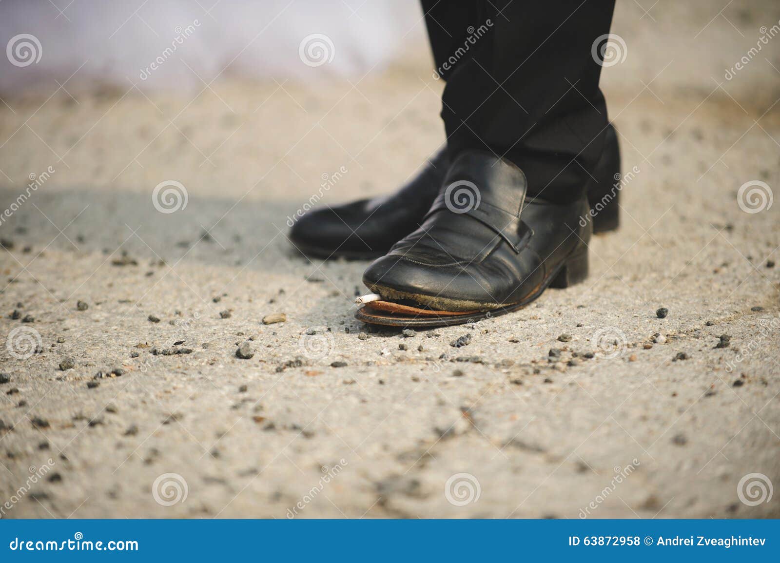 Cigarrillo En Zapato Despegado Foto de archivo - Imagen de newlywed ...
