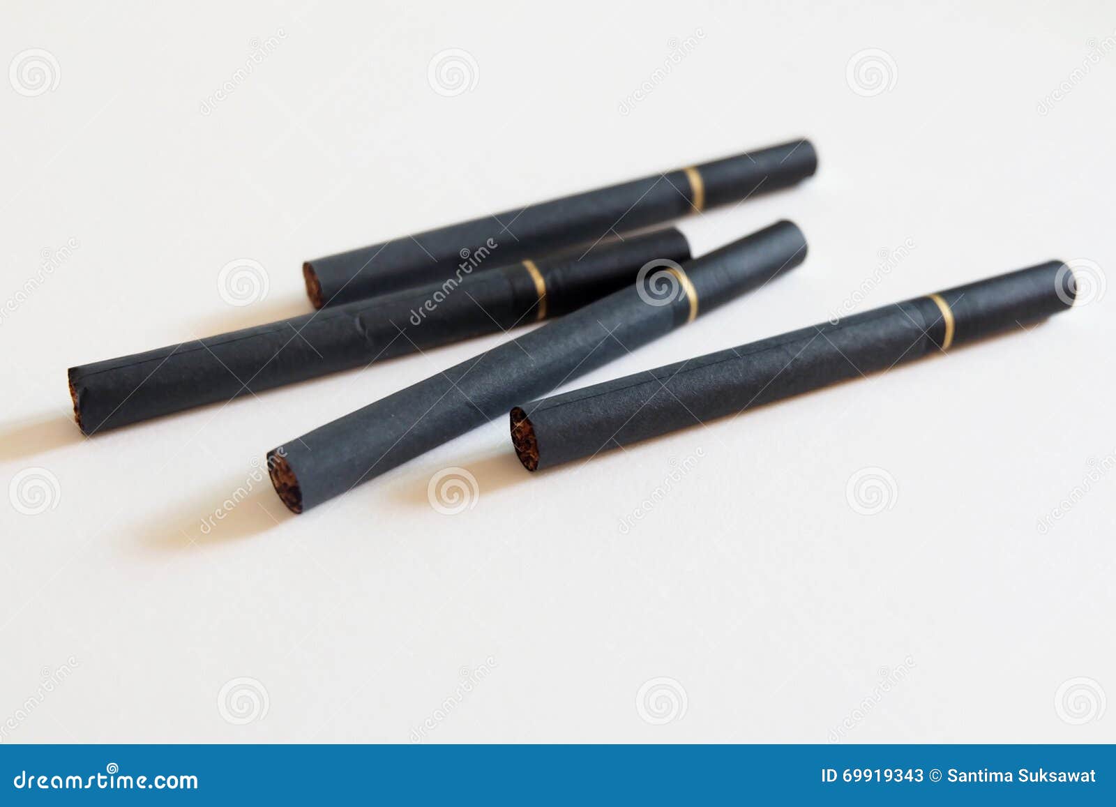 Cigarrillo negro imagen de archivo. Imagen de medicina - 69919343