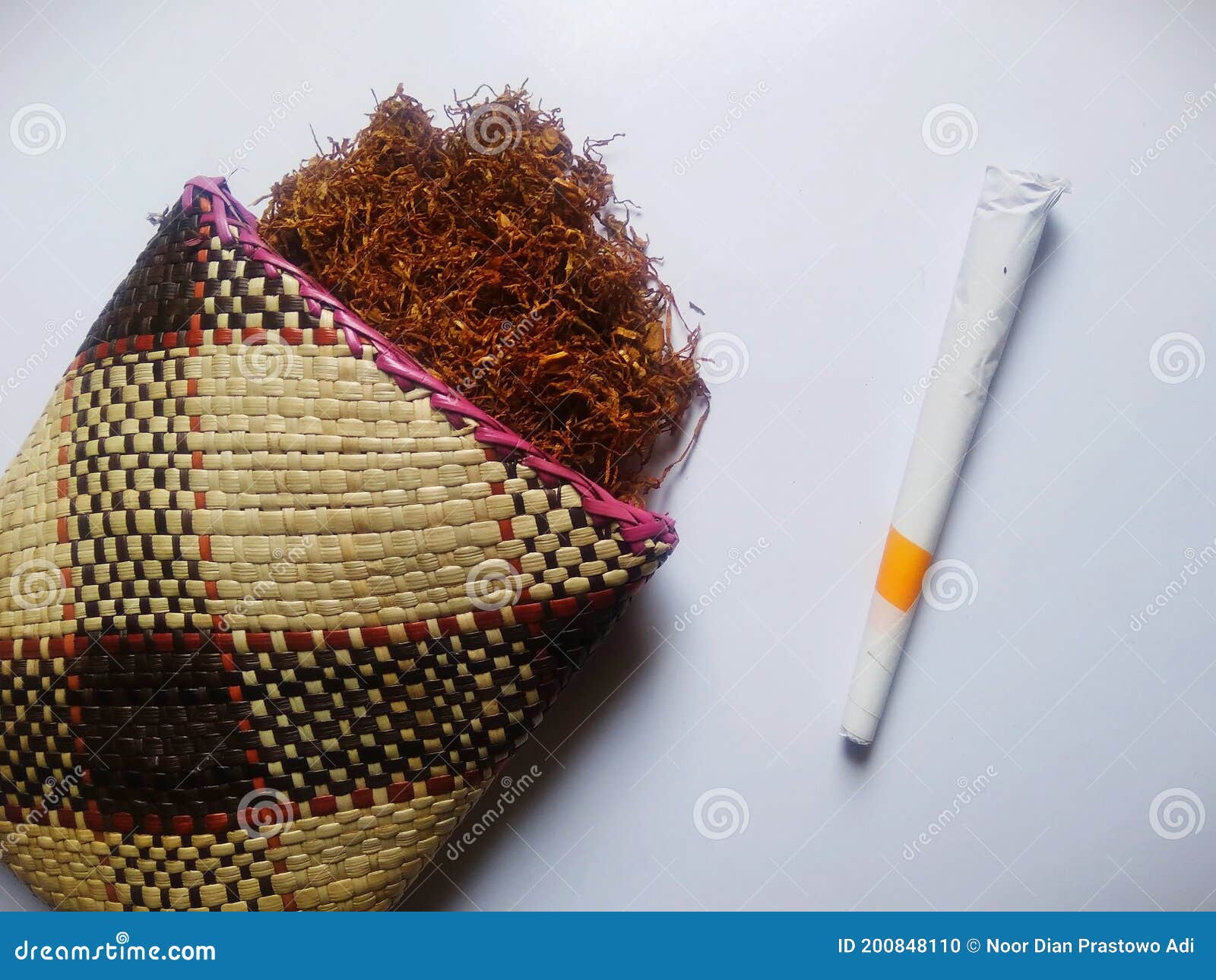 Cigarrillos Caseros Con Tabaco Local Foto de archivo - Imagen de local ...