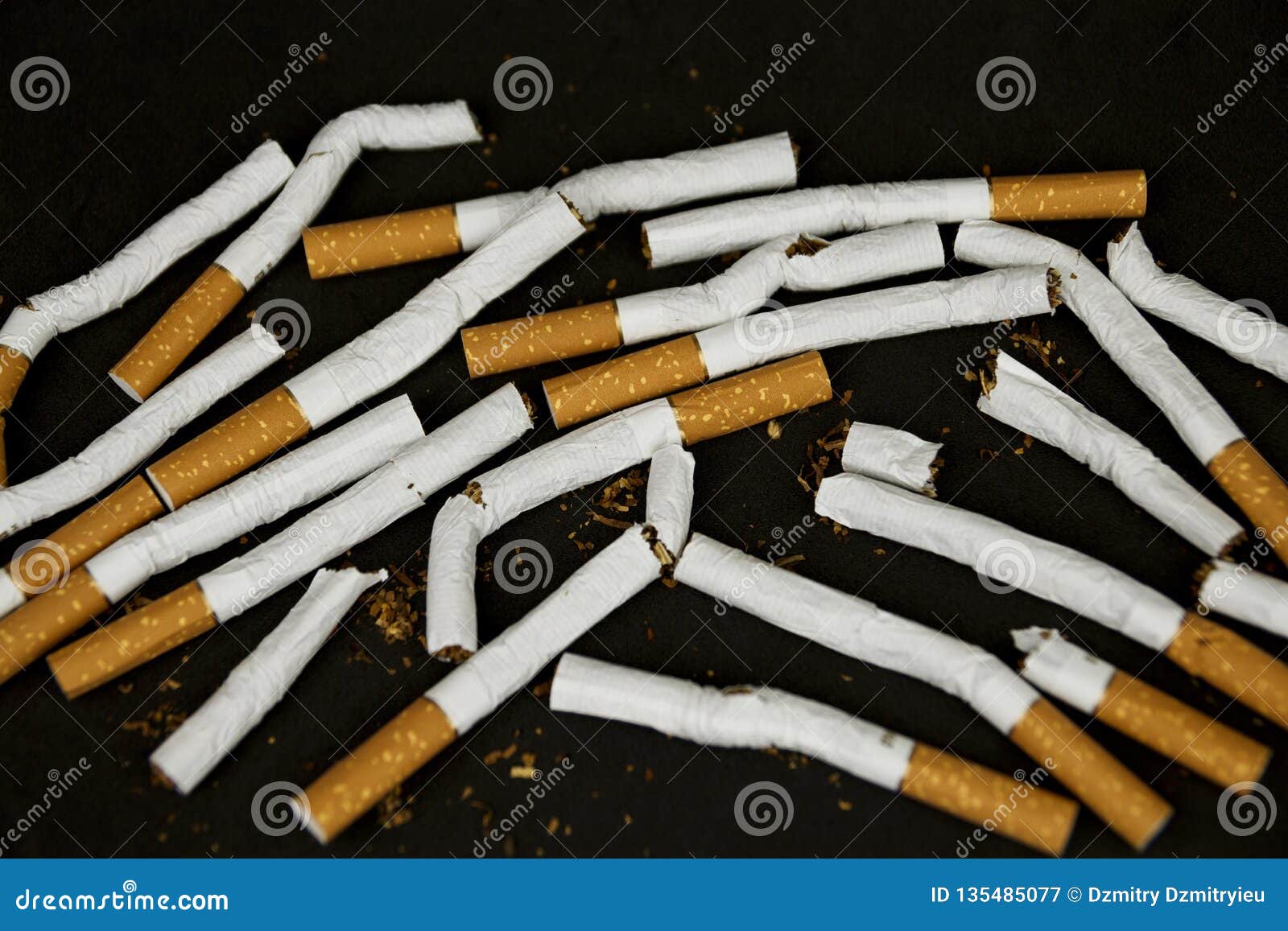 Cigarrillos en fondo negro imagen de archivo. Imagen de oscuro - 135485077