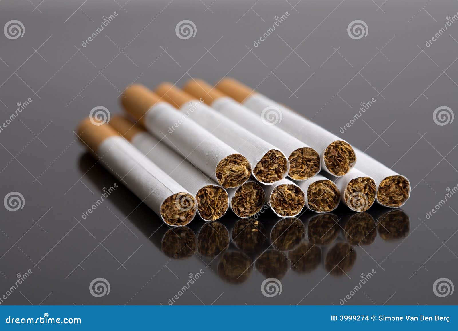 Cigarrillos en negro foto de archivo. Imagen de tabaco - 3999274