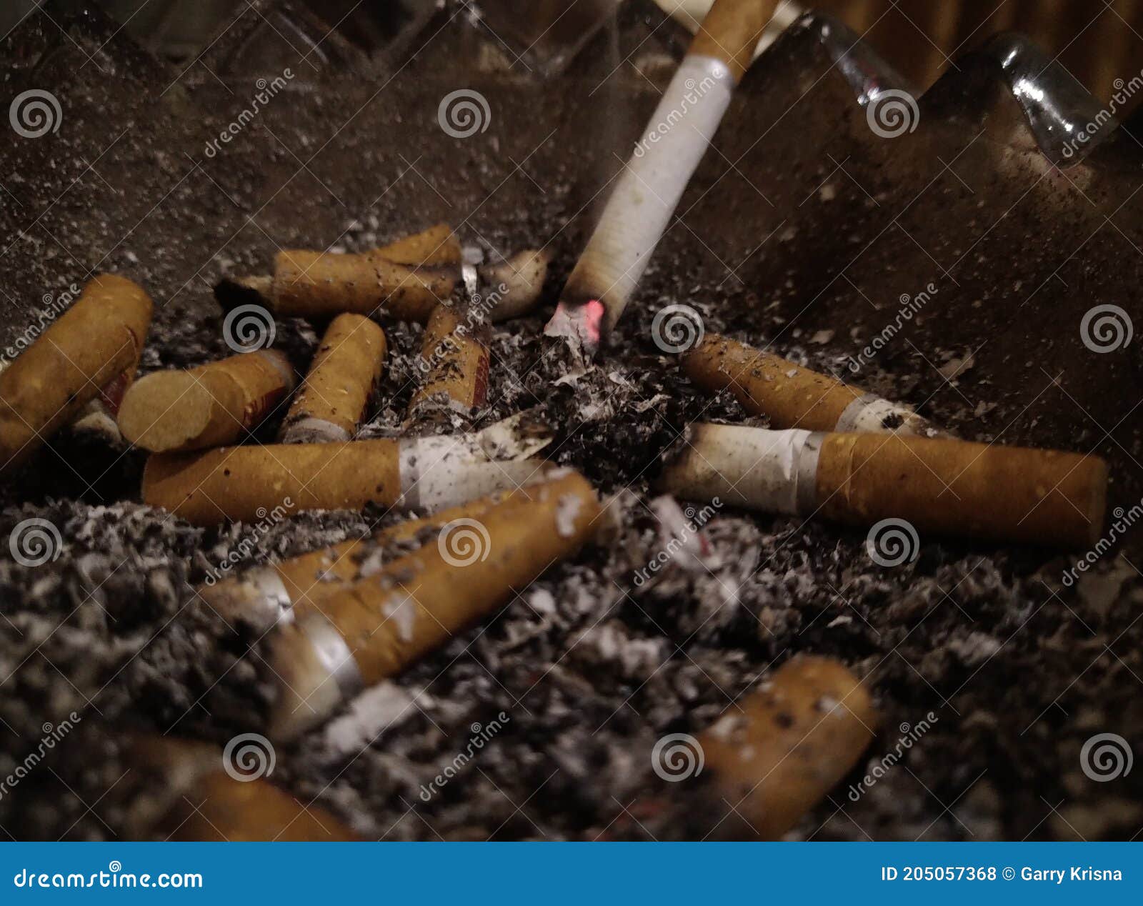 Cigarrillos fumar mata foto de archivo. Imagen de peor - 205057368