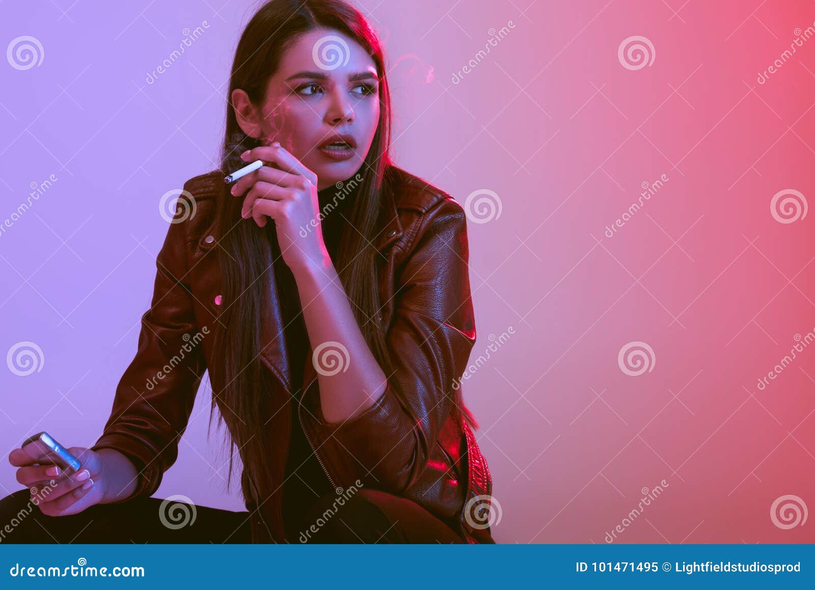 Cigarro de fumo modelo imagem de stock. Imagem de modelar - 101471495