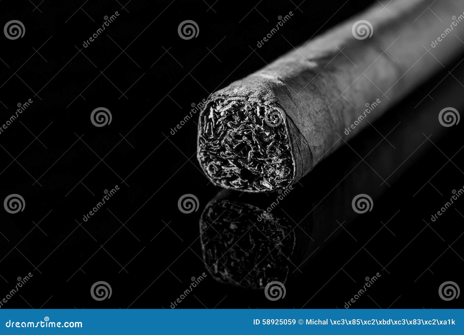 Cigarro Blanco Y Negro