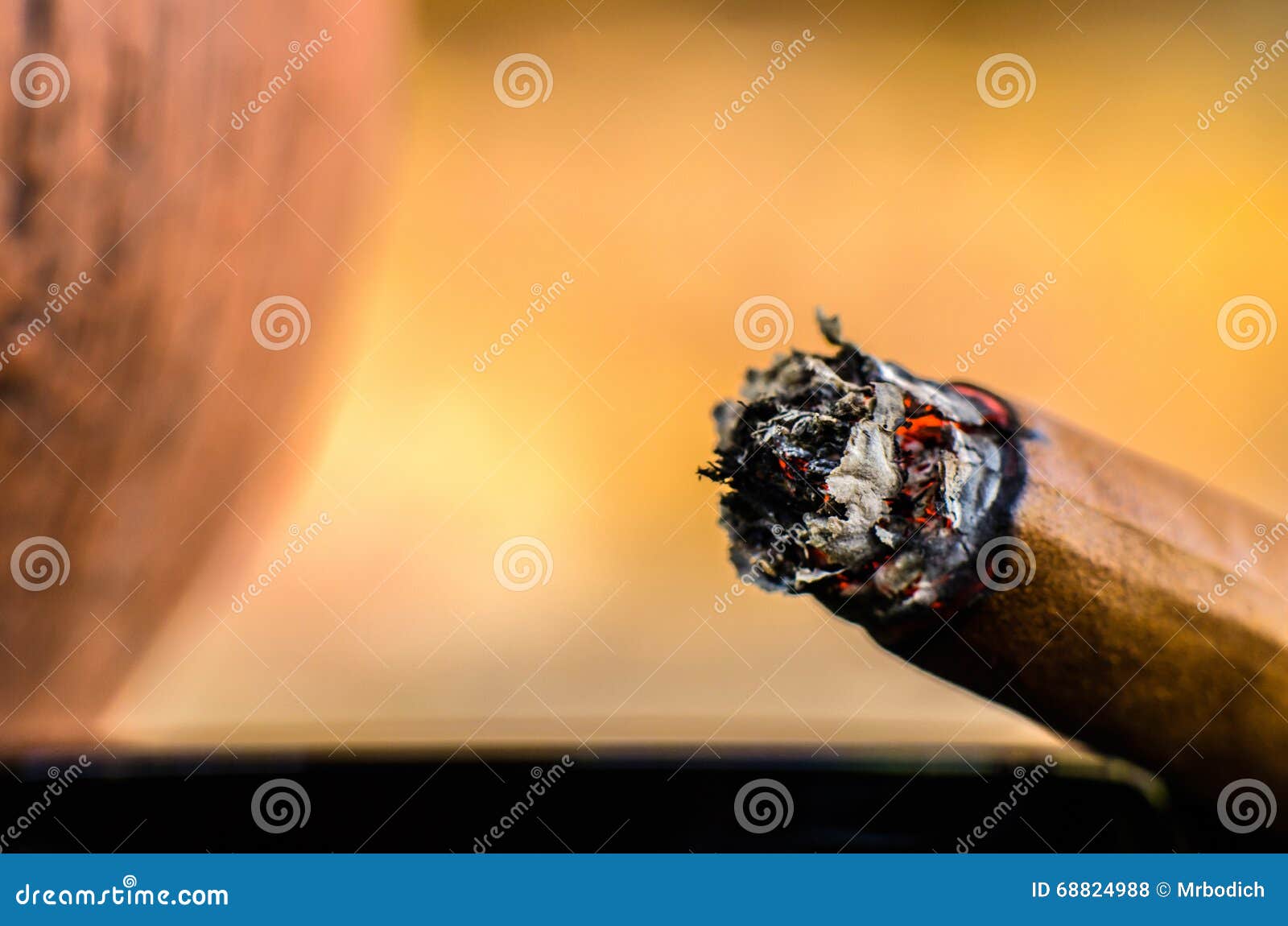 Cigarro Que Arde Macro Sin El Primer Del Humo Foto de archivo - Imagen ...