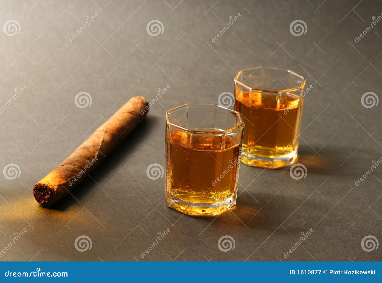 Cigarro y alcohol imagen de archivo. Imagen de bebida - 1610877