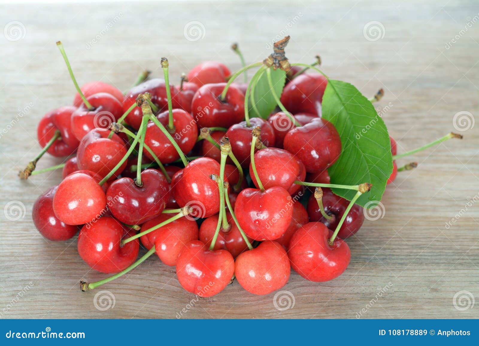 Ciliegia immagine stock. Immagine di fresco, sugoso - 108178889