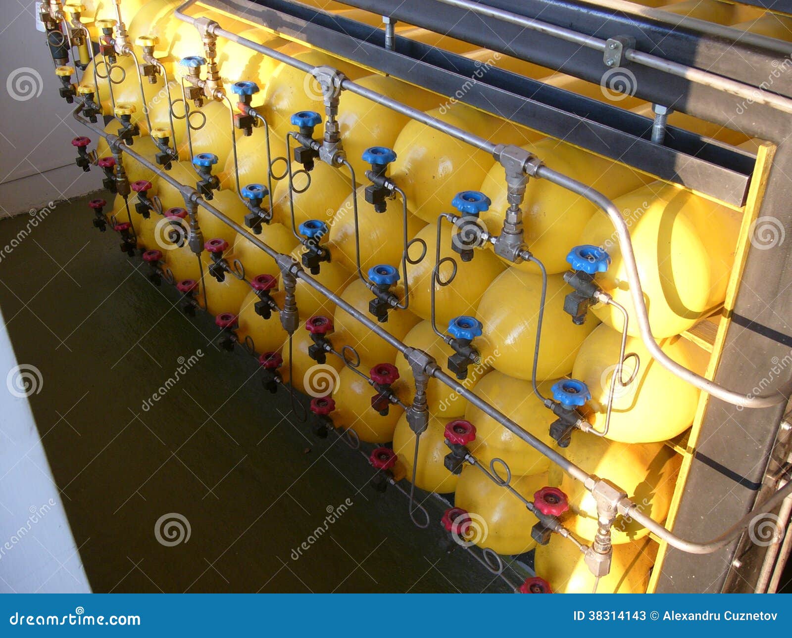 Cilindri Gialli Del Gas Naturale Compresso Immagine Stock - Immagine di ...