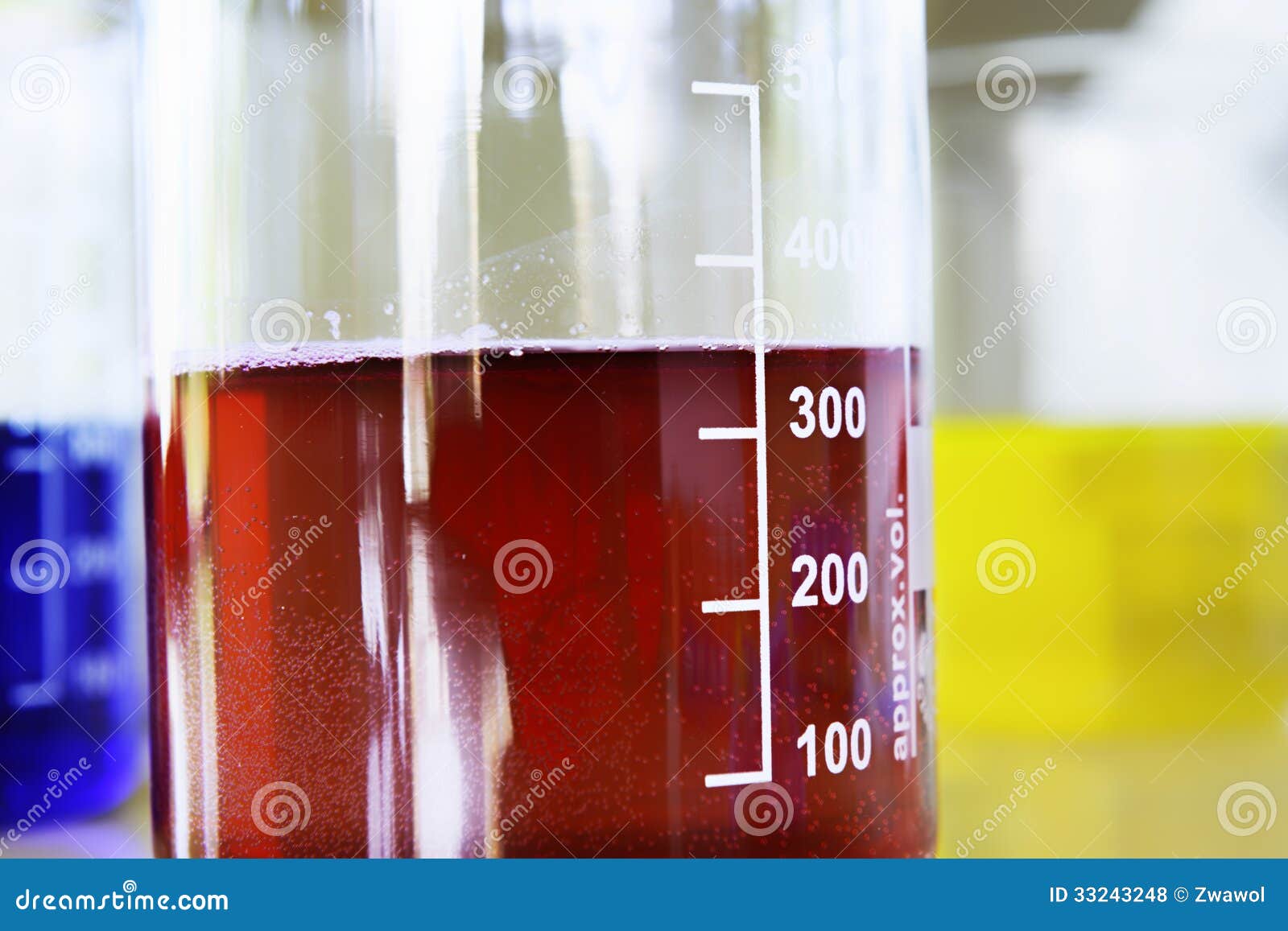 Cilindri graduati fotografia stock. Immagine di salute - 33243248
