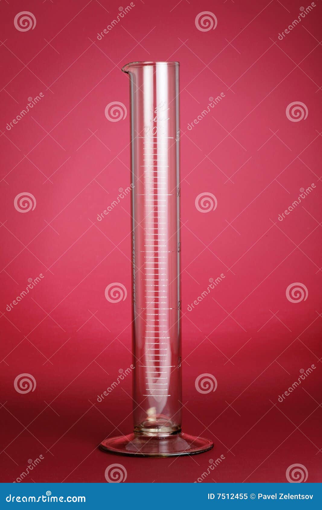 Cilindro graduato chimico immagine stock. Immagine di chimico - 7512455