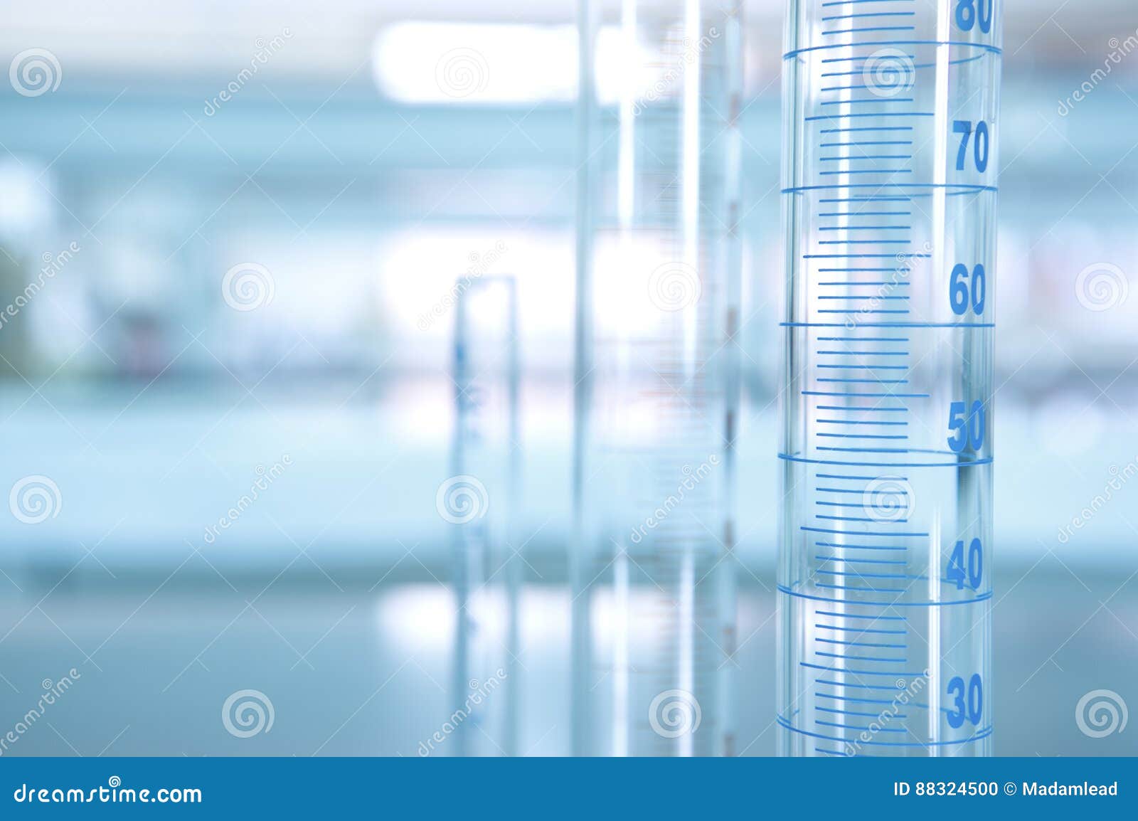 Cilindro Graduato Del Volume Nel Laboratorio Di Scienza Fotografia ...