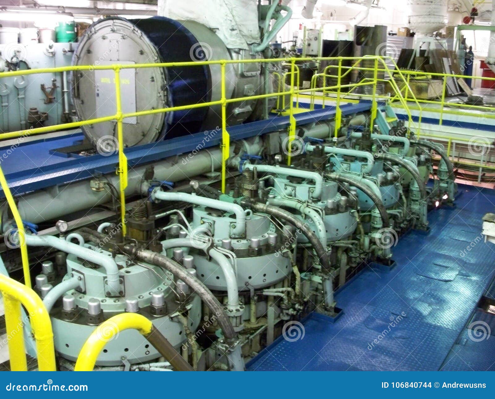 5 cilindro Sulzer RND foto de stock. Imagem de lata - 106840744