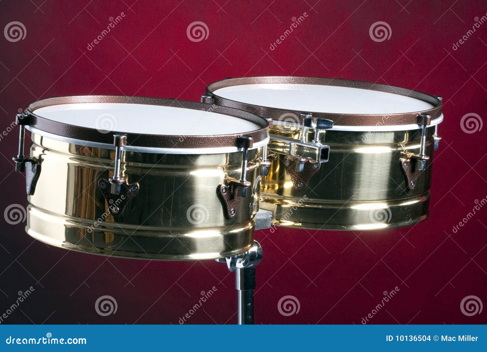 Cilindros De Timbale Isolados No Vermelho Foto de Stock - Imagem de ...