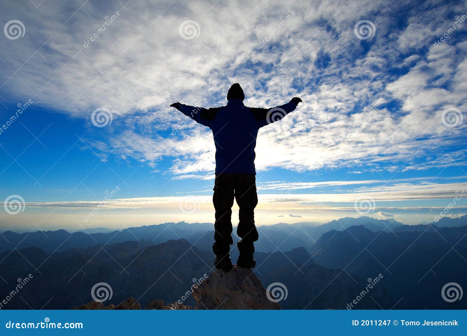In cima alla montagna immagine stock. Immagine di cielo - 2011247