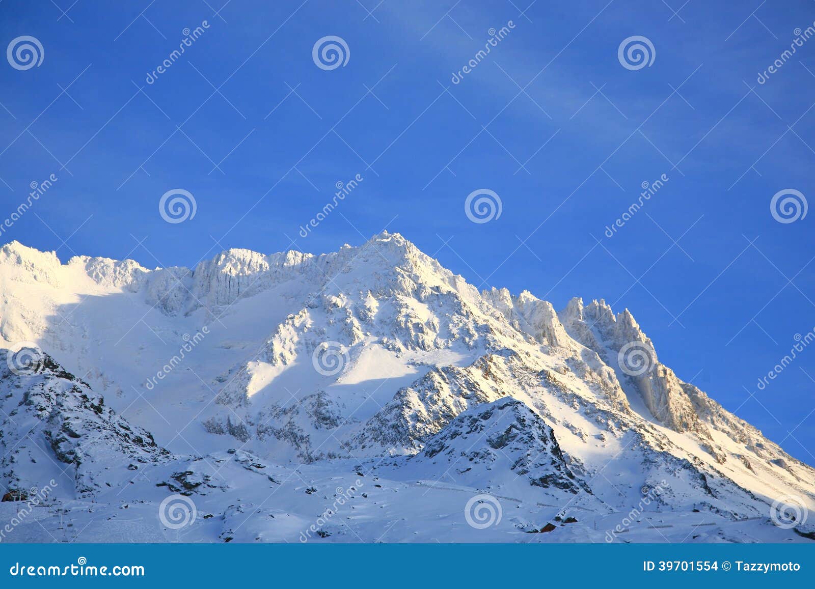 Cima della montagna fotografia stock. Immagine di neve - 39701554