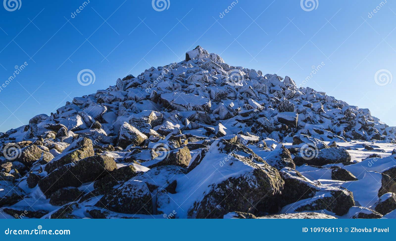 Cima Della Montagna Con Neve E Le Pietre Immagine Stock - Immagine di ...