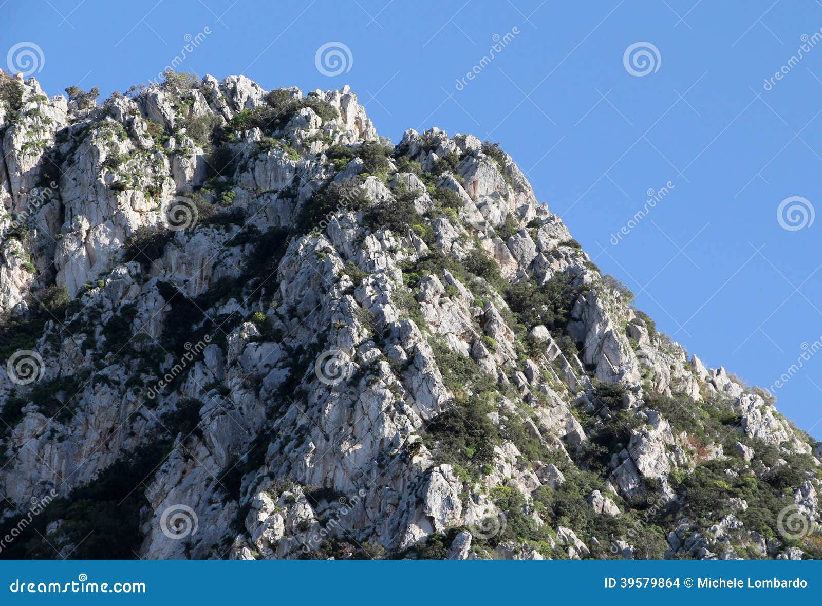 Cima Della Montagna Rocciosa, Rocce Sedimentarie Fotografia Stock ...