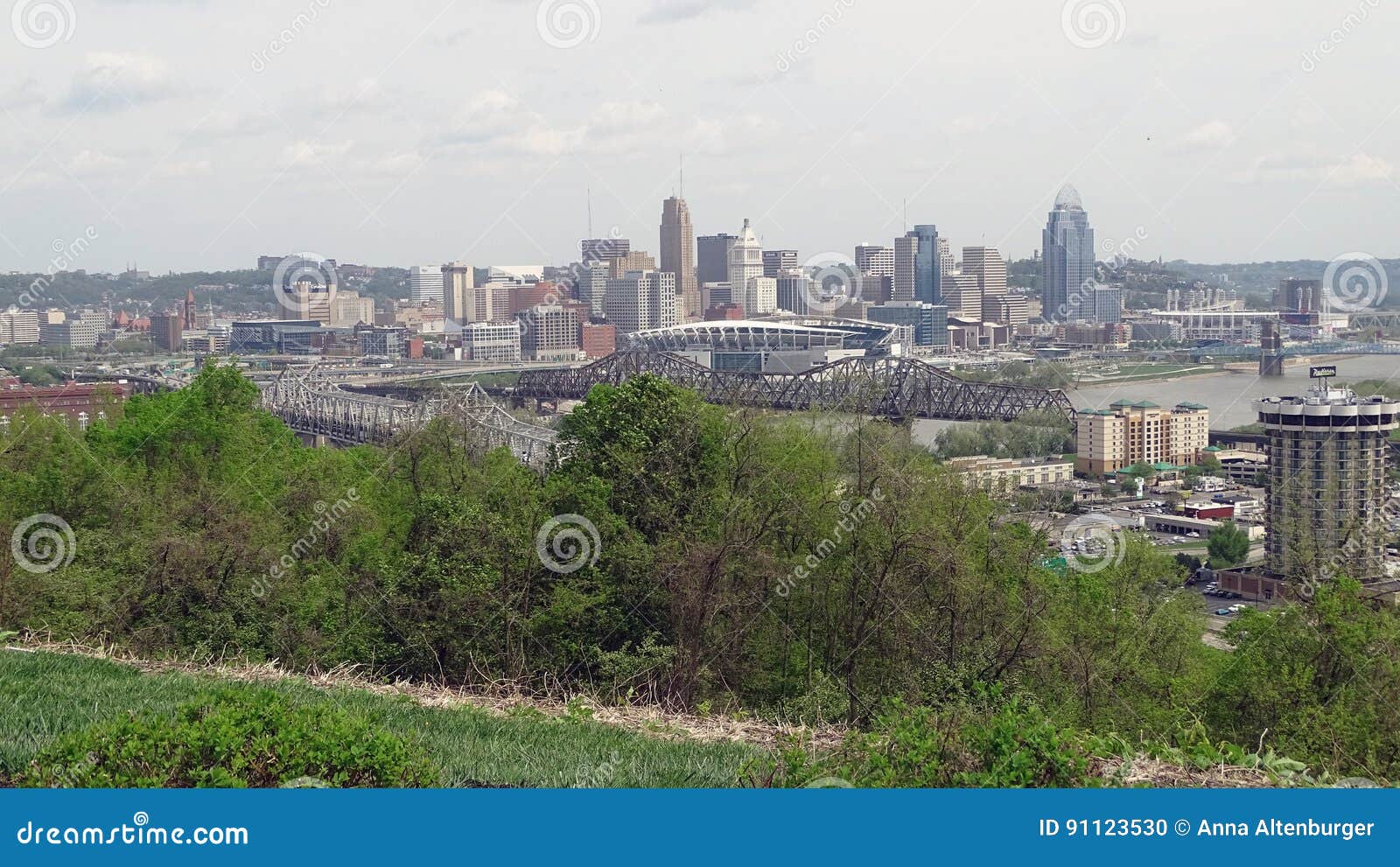 Cincinnati Ohio skyline editorial image. Image of buildings - 91123530