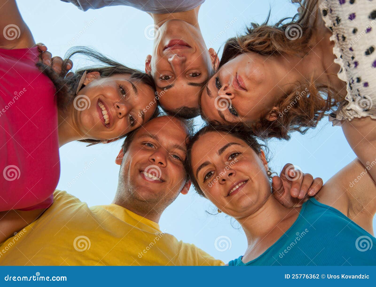 Cinco Amigos Que Comparten Un Abrazo Foto de archivo - Imagen de ...