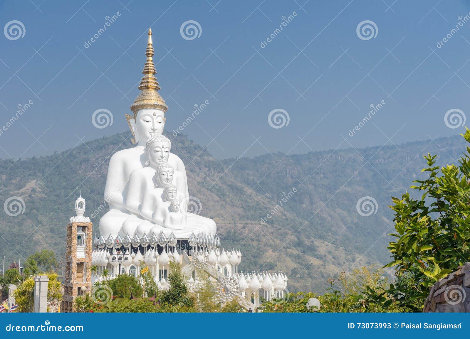 Cinco Blanco Grande Buda En Wat Pha Sorn Kaew Imagen de archivo ...