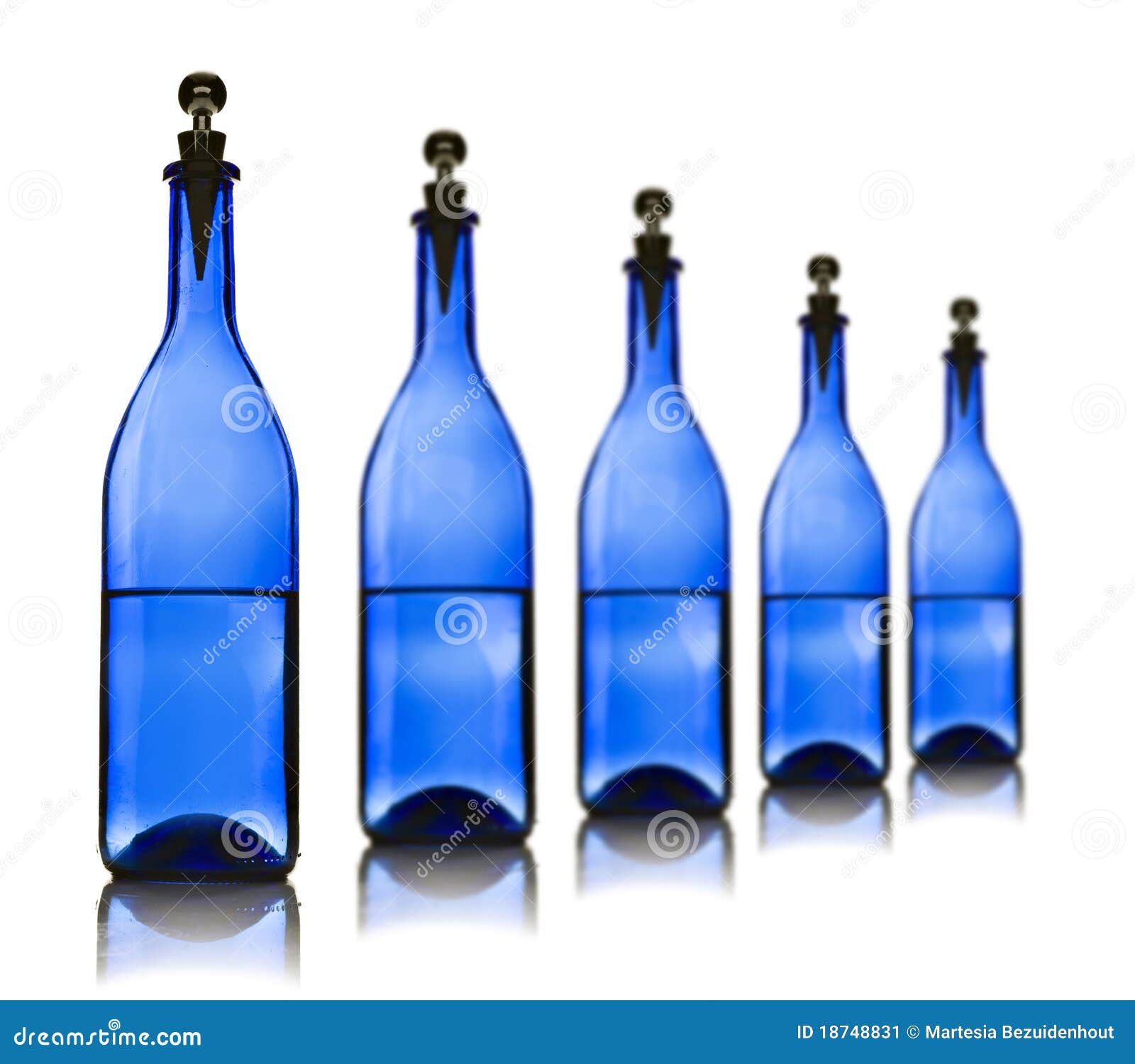 Cinco Botellas De Cristal Azules Con Agua Imagen de archivo - Imagen de ...