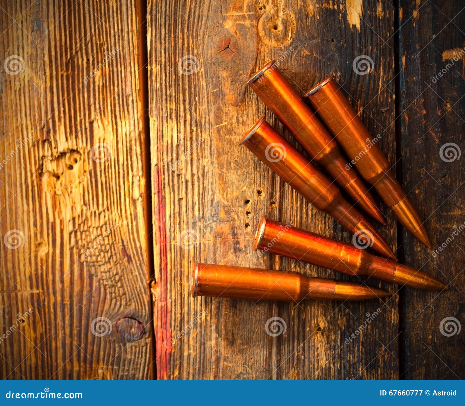 Cinco cartuchos del rifle imagen de archivo. Imagen de viejo - 67660777
