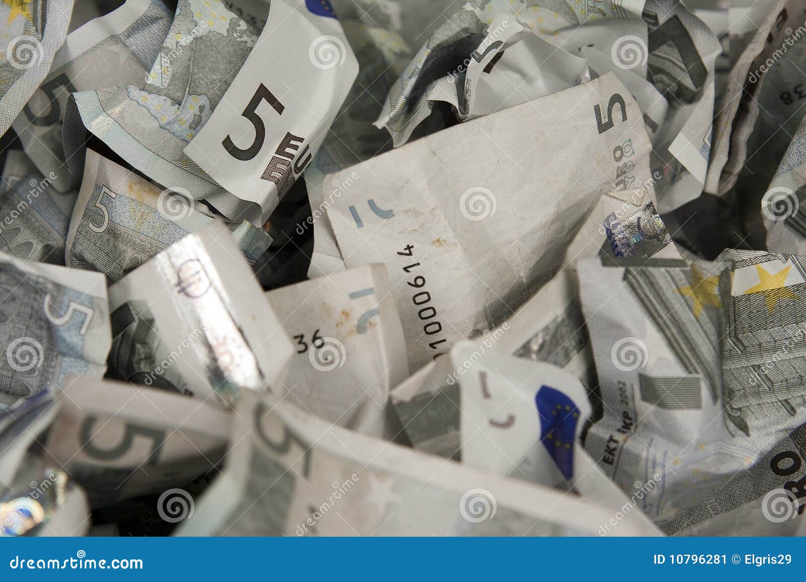 Cinco cuentas de los euros imagen de archivo. Imagen de ahorros - 10796281