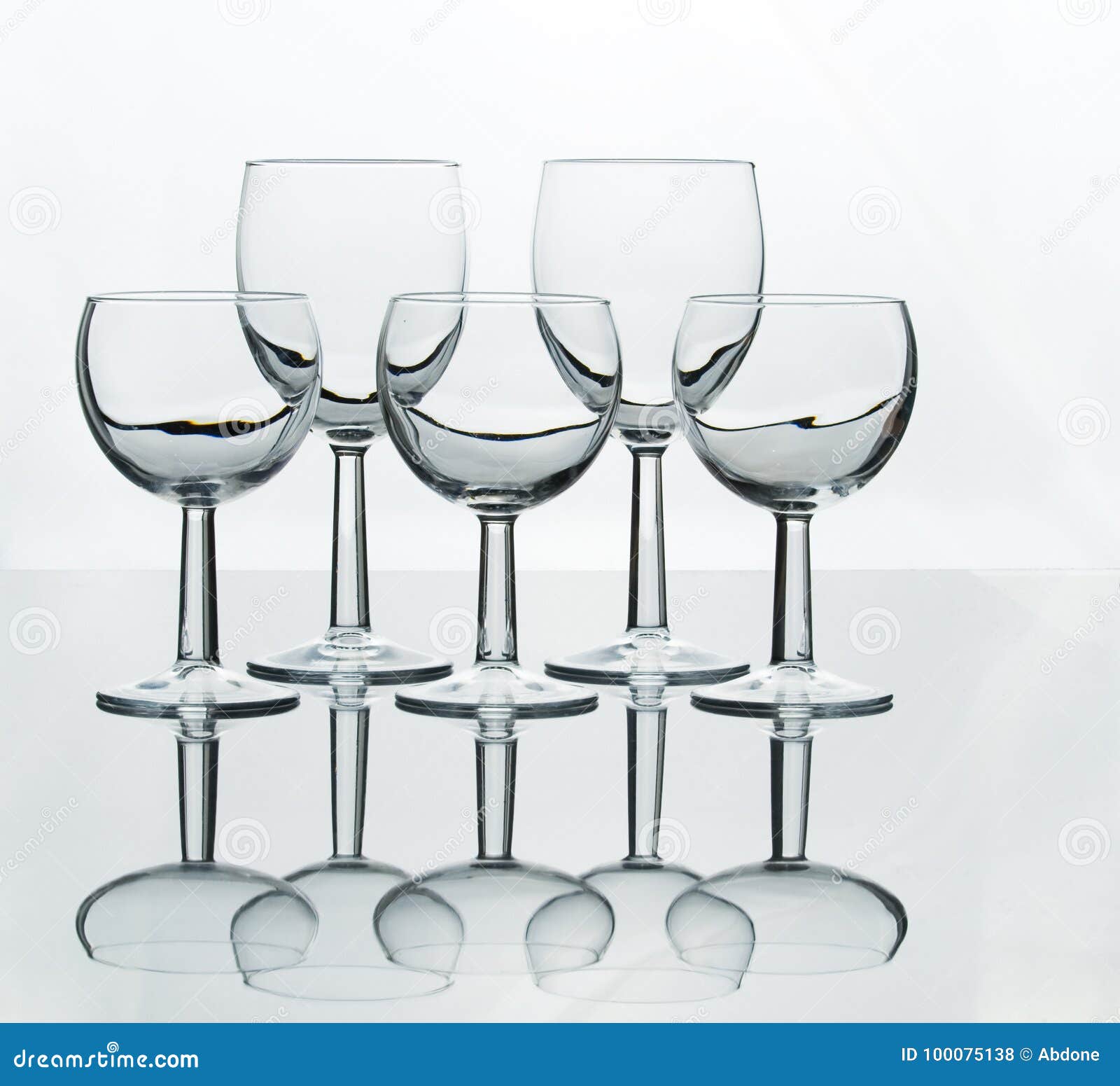 Cinco Diversos Tamaños De Copas De Vino Foto de archivo - Imagen de ...