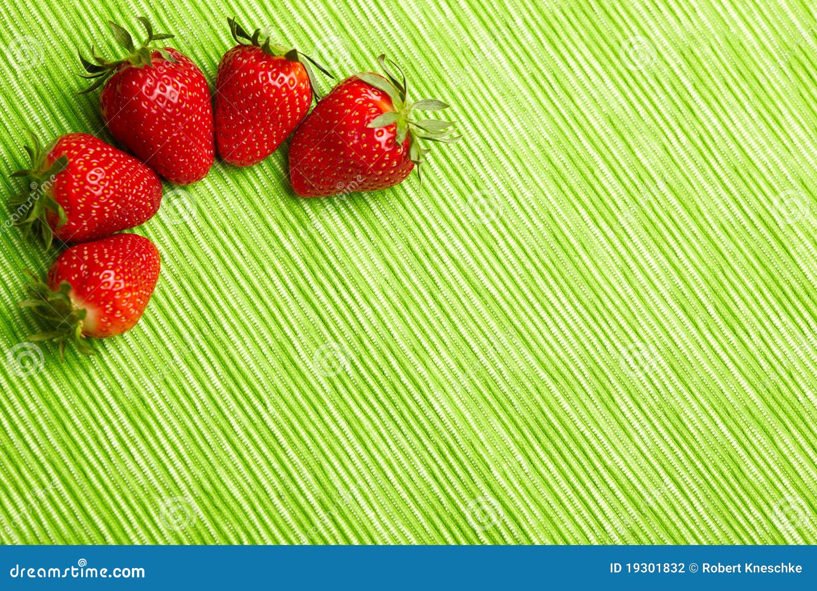 Cinco fresas en esquina foto de archivo. Imagen de fresa - 19301832