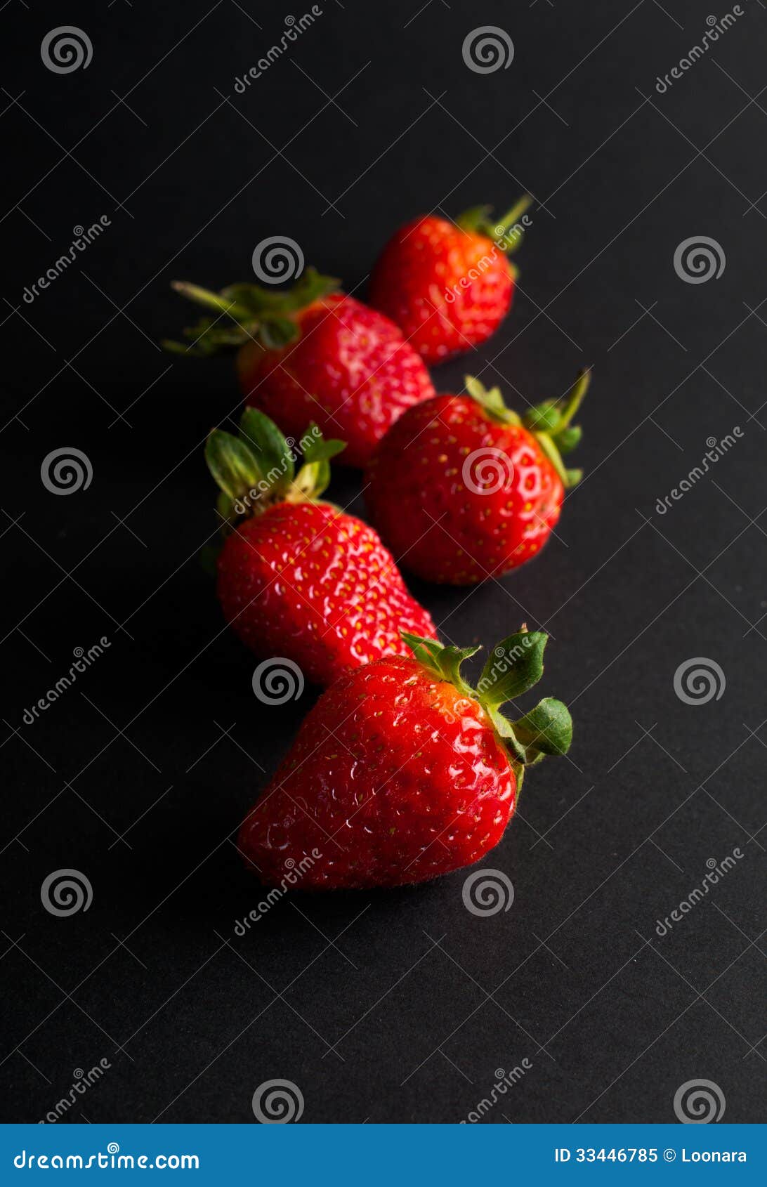 Cinco fresas rojas imagen de archivo. Imagen de fresa - 33446785