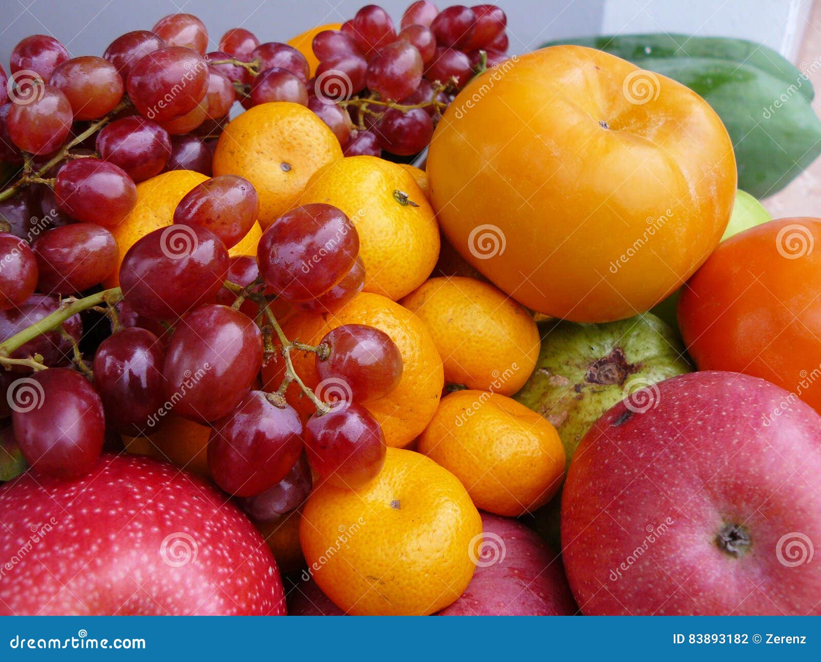 Cinco frutas coloreadas foto de archivo. Imagen de manzana - 83893182